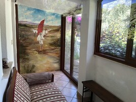 Apartamento, 1 quarto, pátio, vista para o jardim | Minibar, secretária, Wi-fi grátis 