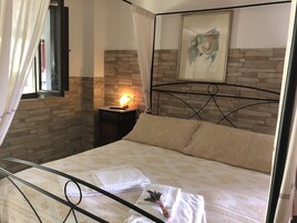 Apartamento, 1 quarto, pátio, vista para o jardim | Minibar, secretária, Wi-fi grátis 