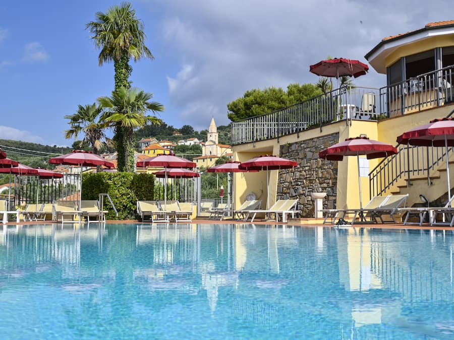 Piscina exterior sazonal, da(s) 9:00 à(s) 18:00, guarda-sóis