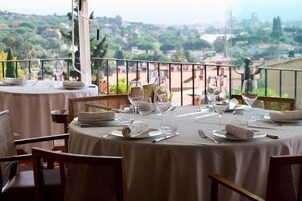 Pequenos-almoços, almoços, jantares servidos, cozinha local 