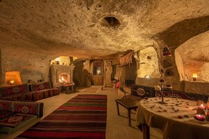 2 restaurantes: servem pequenos-almoços, jantares e brunches