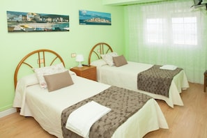 Escrivaninha, cortinas blackout, Wi-Fi de cortesia, roupa de cama