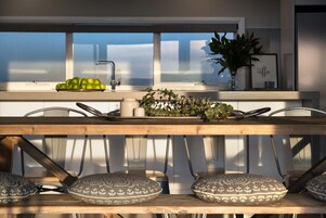 Casa, 5 quartos | Opções para refeição no quarto