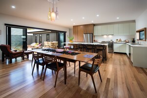 Casa, 4 quartos | Opções para refeição no quarto