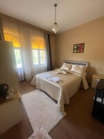 Chuveiro, produtos de toalete grátis, secador de cabelo, chinelos