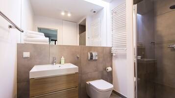 Apartamento clássico, 1 quarto | Banheiro | Chuveiro, produtos de toalete grátis, secador de cabelo