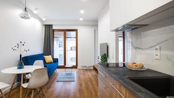 Apartamento clássico, sacada | Sala de estar | TV de tela plana