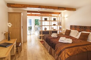 Estúdio, vista para o jardim (Self Catering) | Roupas de cama premium, cortinas blackout, ferros/tábuas de passar roupa