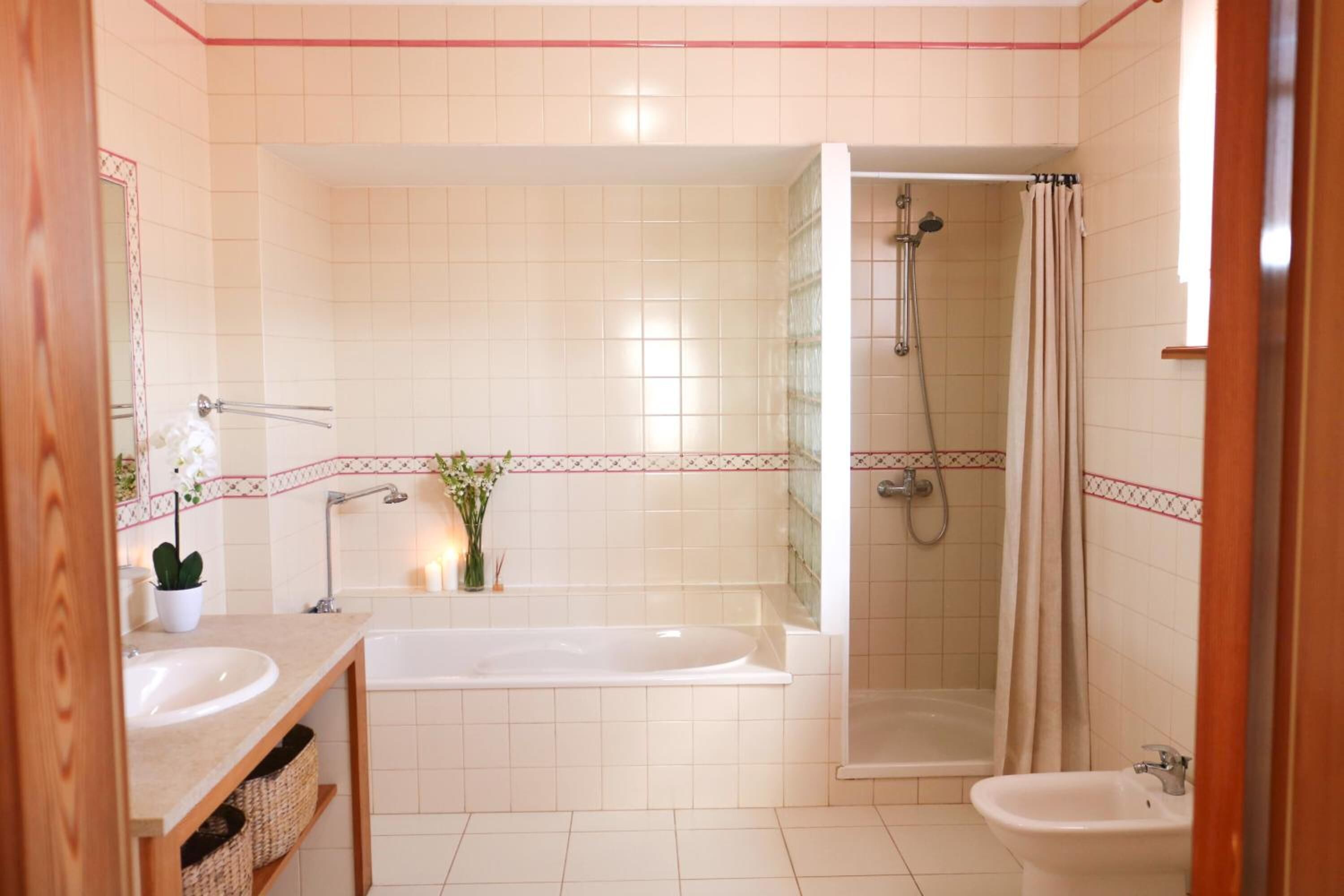 Um polibã, artigos de higiene pessoal grátis, um secador de cabelo 