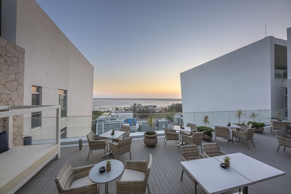 Este bar no terraço do hotel