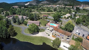 Vista aérea de uma área residencial com piscina, casas e um lago.