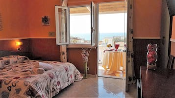 Quarto Duplo | Cofre no quarto, secretária, roupa de cama fornecida