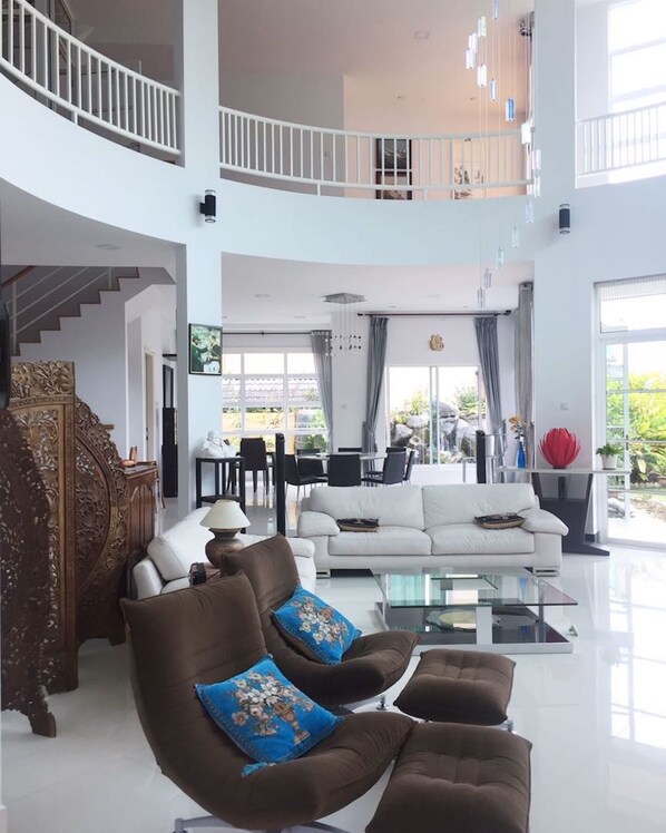 Bungalow Premium, 4 quartos, casa de banho privativa, vista para a colina | Sala | TV de ecrã plano 