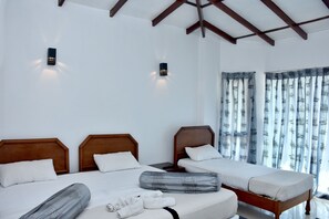 Quarto triplo luxo, 1 quarto, vista para a colina | 1 quarto, roupas de cama premium, escrivaninha, Wi-Fi de cortesia