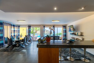 Villa Exclusiva, 2 quartos, piscina privativa, vista para o mar | Sala | TV de ecrã plano, leitor de DVD