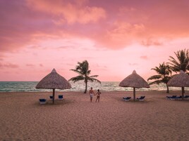Na praia, massagens na praia, caiaque 
