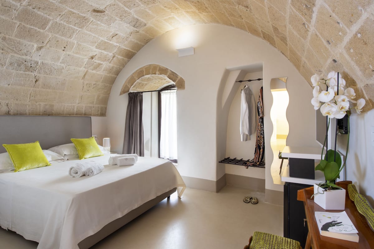 Quarto casal, acessível | Roupas de cama premium, frigobar, cofres nos quartos, escrivaninha