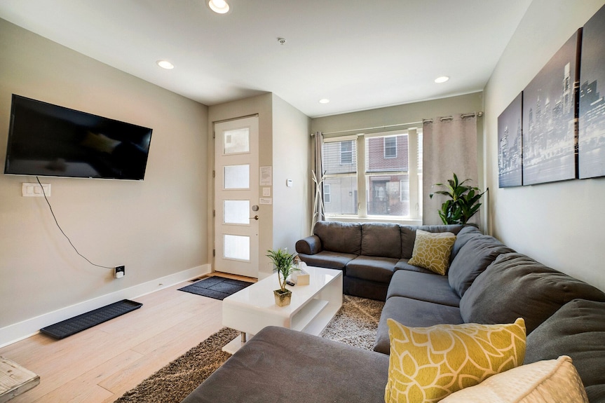 Modern Lux Townhome W/roof Deck + Crib & High Chair - Upenn, Philadelphia