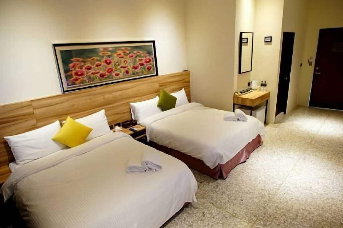 Escrivaninha, cortinas blackout, Wi-Fi de cortesia, roupa de cama