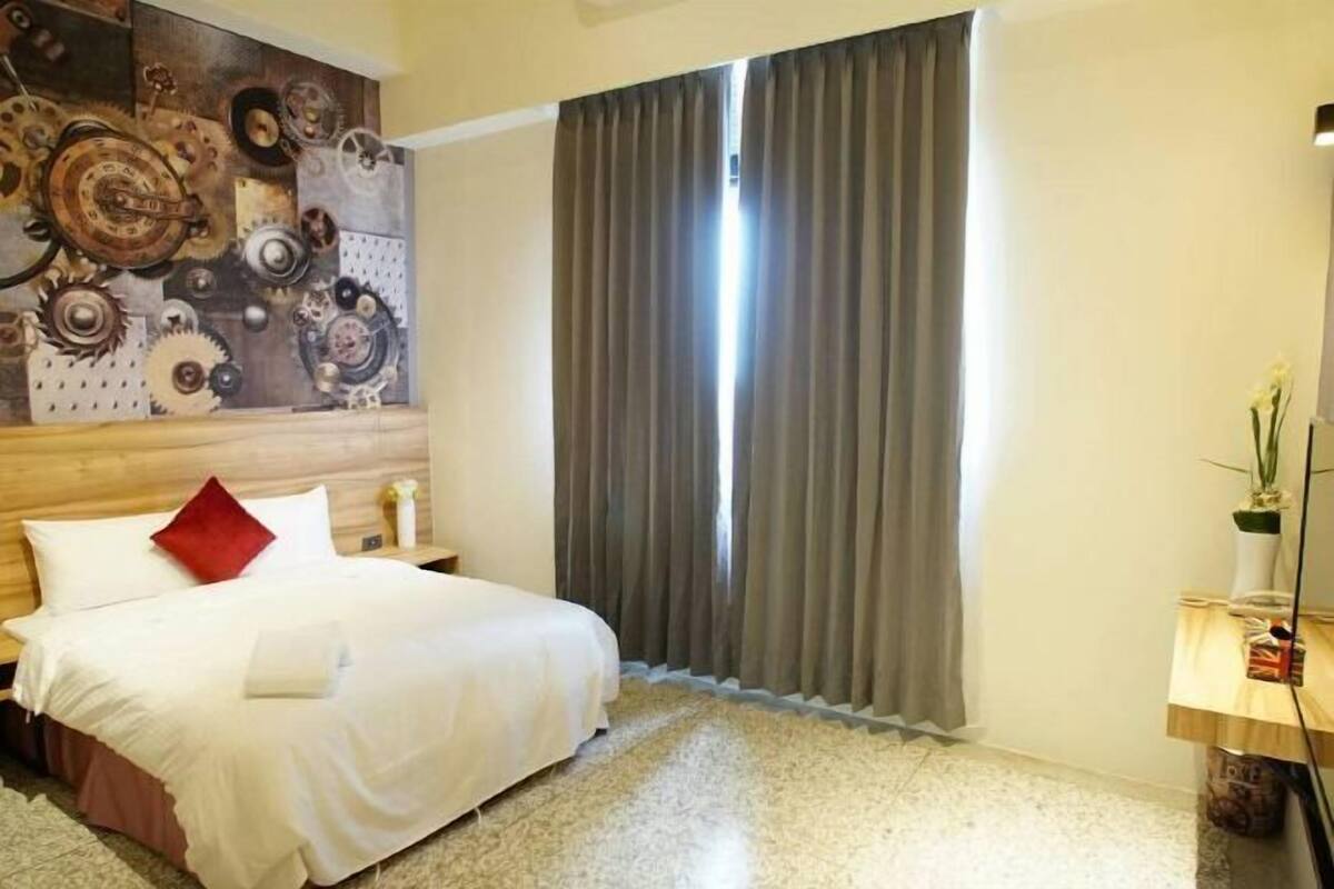 Escrivaninha, cortinas blackout, Wi-Fi de cortesia, roupa de cama