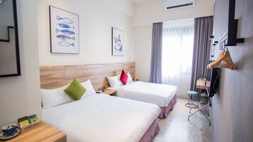 Quarto Quádruplo Standard, 2 camas de casal | Secretária, cortinas/cortinados opacos, Wi-fi grátis