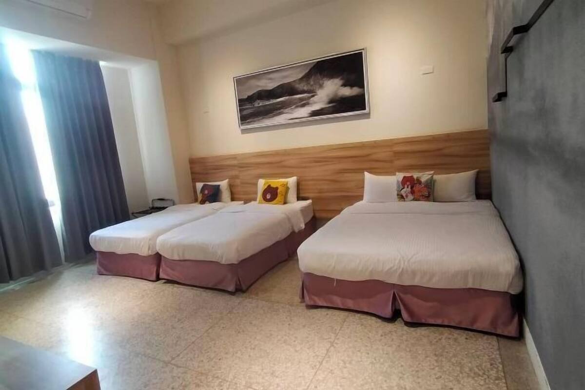 Escrivaninha, cortinas blackout, Wi-Fi de cortesia, roupa de cama