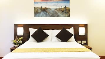 Quarto luxo | Escrivaninha, ferros/tábuas de passar roupa, roupa de cama