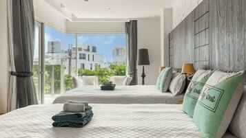 Quarto Quádruplo Deluxe | Cortinas/cortinados opacos, Wi-fi grátis, roupa de cama fornecida