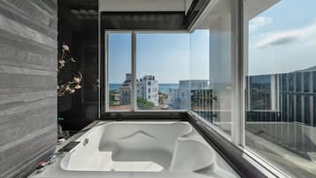 Quarto Duplo, vista para o oceano | Casa de banho | Um secador de cabelo, toalhas fornecidas, champô, papel higiénico