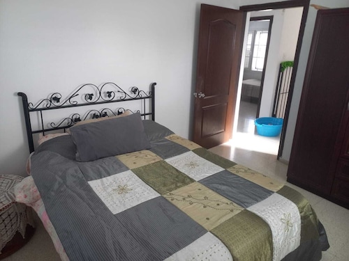 Obstbaum-villa Mit Spektakulärem Berg- Und Meerblick - Zypern