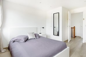 Quarto Duplo, 1 cama queen-size | Roupa de alta qualidade, com mobília individualizada, secretária 
