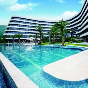 2 piscinas interiores, piscina exterior, guarda-sóis, espreguiçadeiras 