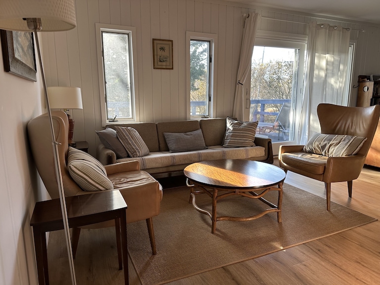 Ditch Plains Beach Cottage- Walk To Beach, Awesome New Bathroom And Deck - Montauk, NY