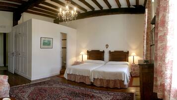 Quarto casal standard | Individualmente decorados, individualmente mobiliados, escrivaninha