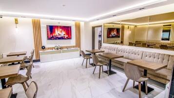 Café da manhã com buffet grátis todos os dias