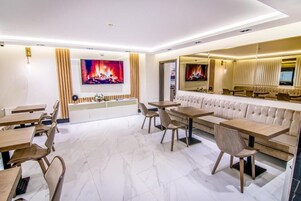 Café da manhã com buffet grátis todos os dias