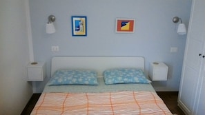 Quarto Duplo Básico | Roupa de alta qualidade, cofre no quarto, secretária, Wi-fi grátis 