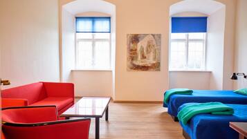 Quarto casal | Individualmente decorados, escrivaninha, ferros/tábuas de passar roupa