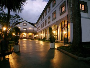 Fachada da propriedade à noite