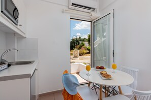 Apartamento superior, 1 quarto | Cozinha privada | Frigobar, cooktop, cafeteira/chaleira, chaleira elétrica