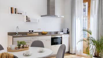 Dúplex Design, 1 quarto | Cozinha privada | Um frigorífico, um micro-ondas, uma placa de cozinha