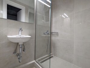 Apartamento, 3 quartos | Casa de banho | Um polibã, um secador de cabelo, toalhas fornecidas 