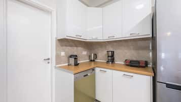 Apartamento (Victoria Best Apartments near Metro 3) | Cozinha privada | Um frigorífico, um forno, uma placa de cozinha, uma cafeteira/bule