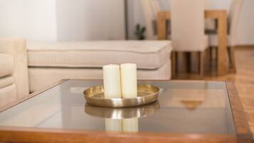 Apartamento (Victoria Best Apartments near Metro 3) | Sala de estar | Televisor