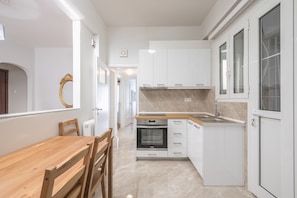 Apartamento (Victoria Best Apartments near Metro 3) | Cozinha privada | Geladeira, fogão, cooktop, cafeteira/chaleira