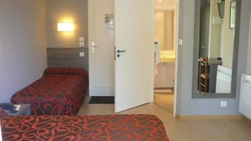 Quarto conforto, terraço | Escrivaninha, Wi-Fi de cortesia, acesso para cadeiras de rodas