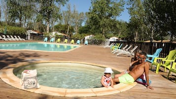 Piscina externa sazonal, funciona das 10h às 19h, guarda-sóis