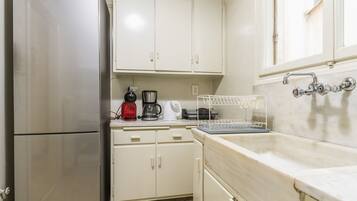 Apartamento (Victoria Queens Paradise near Metro) | Cozinha privada | Utensílios de cozinha