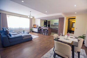 Apartamento família, 1 quarto | Área de estar | Smart TV