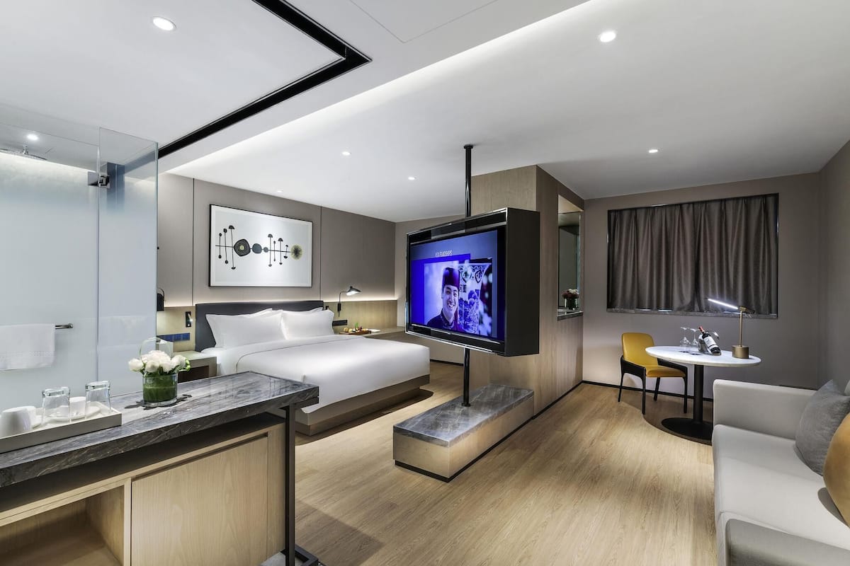 Suíte luxo, 1 cama King | Frigobar, cofres nos quartos, escrivaninha